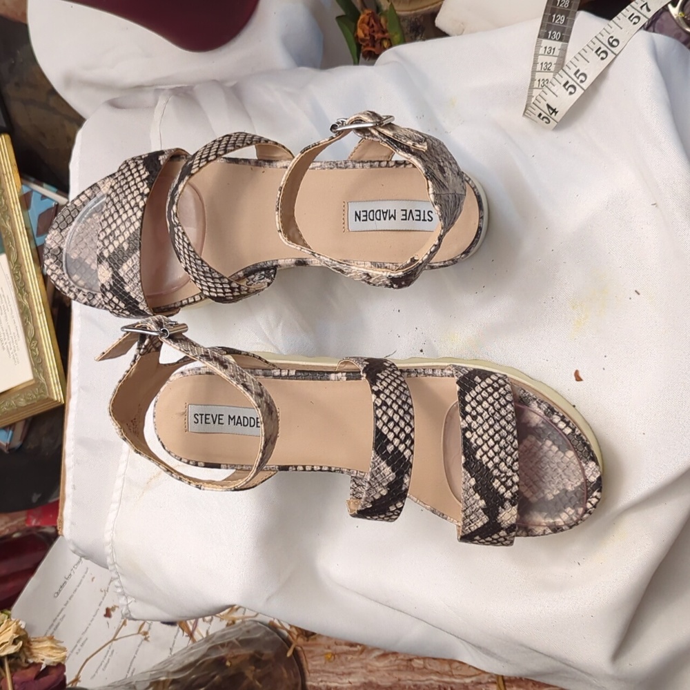 Steve Madden Thick White Ripple Sole Sandal - Gem